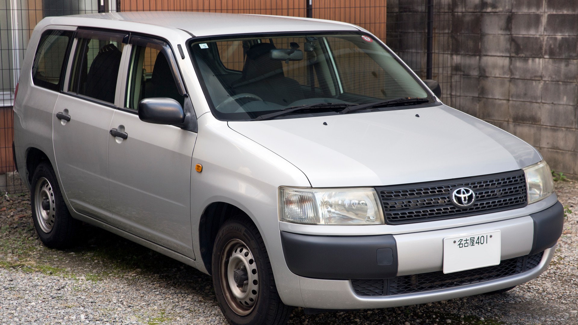 Toyota Probox przeszła lifting, który niewiele zmienia. To bardzo dobrze